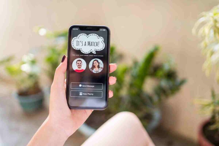 Avis Tinder 50 ans : témoignages sincères et retours